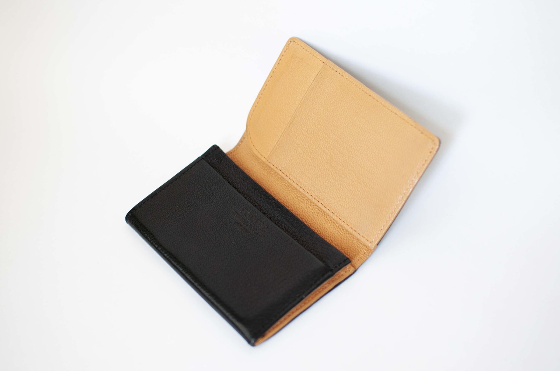 ユニークさが楽しい。アルミ製アタッシュケース型の名刺入れ｜CARD-TRUNK – nichiMAG（ニチマグ）